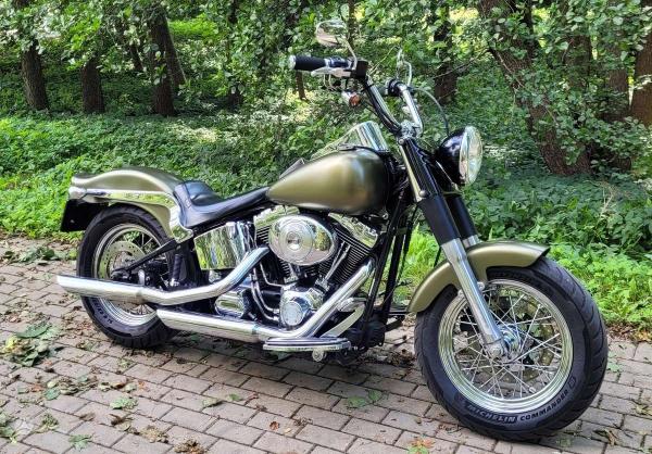 Green Harley-Davidson FLSTC 2004 in Riga, with an engine capacity of 1.45 L and mileage of 42 thousand km for 7800 €, photo 1 on AUTOMOTO.COM.LV