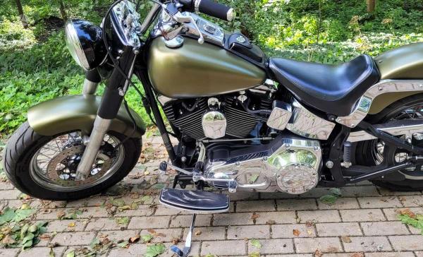 Green Harley-Davidson FLSTC 2004 in Riga, with an engine capacity of 1.45 L and mileage of 42 thousand km for 7800 €, photo 8 on AUTOMOTO.COM.LV