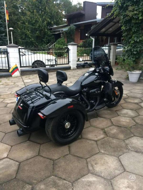 Black Harley-Davidson FLTR 2019 in Kaunas, with an engine capacity of 1.87 L and mileage of 5 thousand km for 26500 €, photo 2 on AUTOMOTO.COM.LV