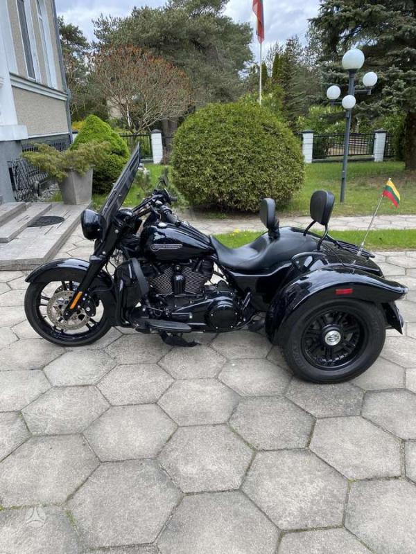 Black Harley-Davidson FLTR 2019 in Kaunas, with an engine capacity of 1.87 L and mileage of 5 thousand km for 26500 €, photo 3 on AUTOMOTO.COM.LV