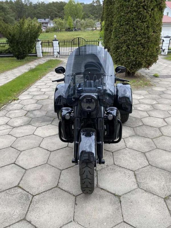 Black Harley-Davidson FLTR 2019 in Kaunas, with an engine capacity of 1.87 L and mileage of 5 thousand km for 26500 €, photo 4 on AUTOMOTO.COM.LV