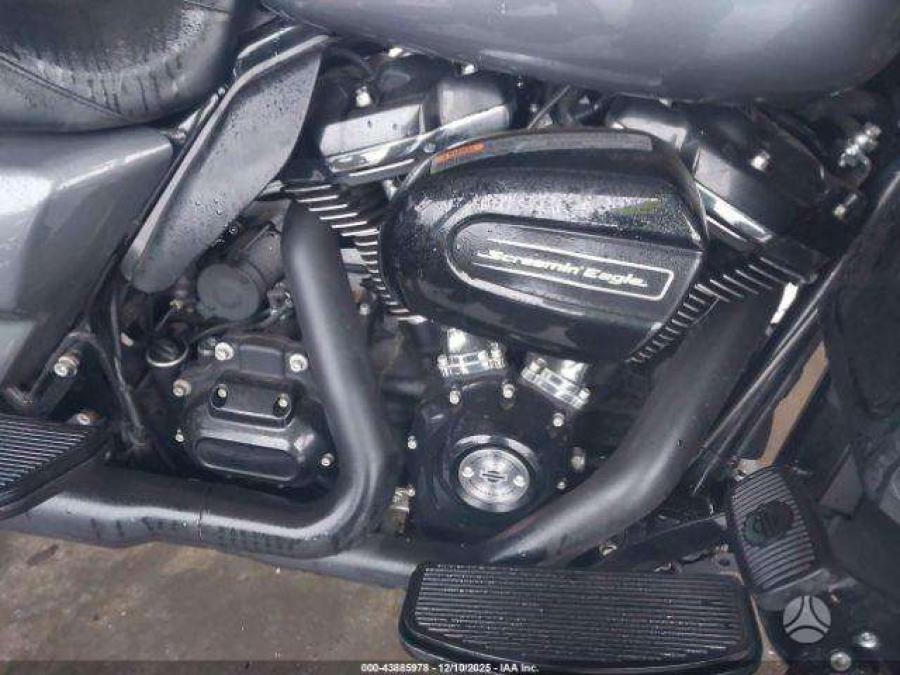Black Harley-Davidson FLTR 2021 in Klaipeda, with an engine capacity of 1.87 L and mileage of 1 thousand km for 7000 €, photo 8 on AUTOMOTO.COM.LV
