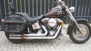 Melns Harley-Davidson FXST 1993 Viļņa, ar dzinēja tilpumu 1.34 L un nobraukumu 68 tūkst. km par 6600 €, foto  vietnē AUTOMOTO.COM.LV