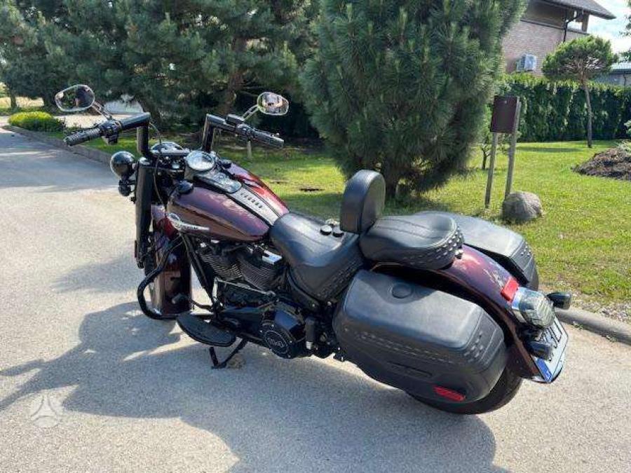 Red Harley-Davidson Heritage Softail 2018 in Kaunas, with an engine capacity of 1.80 L and mileage of 60 thousand km for 11900 €, photo 4 on AUTOMOTO.COM.LV