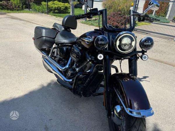 Red Harley-Davidson Heritage Softail 2018 in Kaunas, with an engine capacity of 1.80 L and mileage of 60 thousand km for 11900 €, photo 4 on AUTOMOTO.COM.LV
