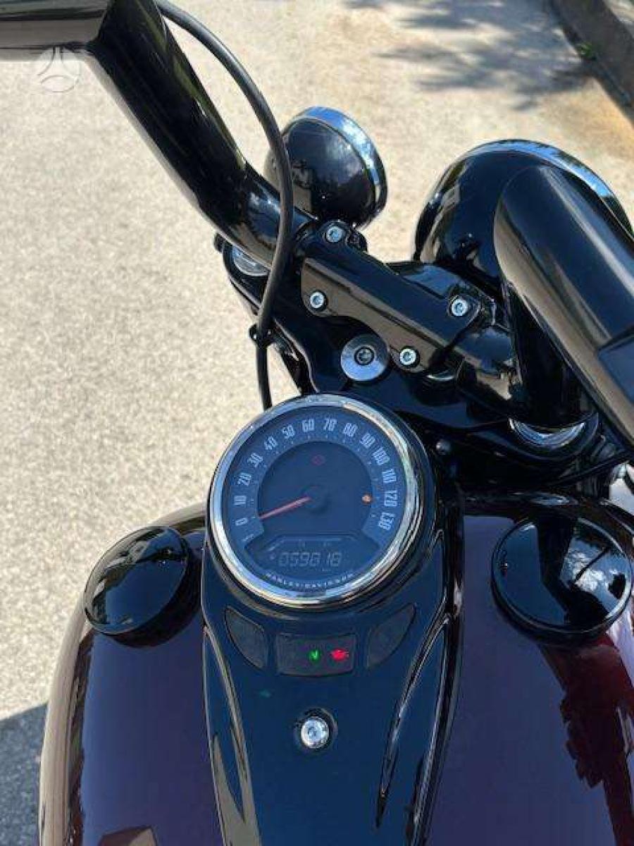 Red Harley-Davidson Heritage Softail 2018 in Kaunas, with an engine capacity of 1.80 L and mileage of 60 thousand km for 11900 €, photo 6 on AUTOMOTO.COM.LV