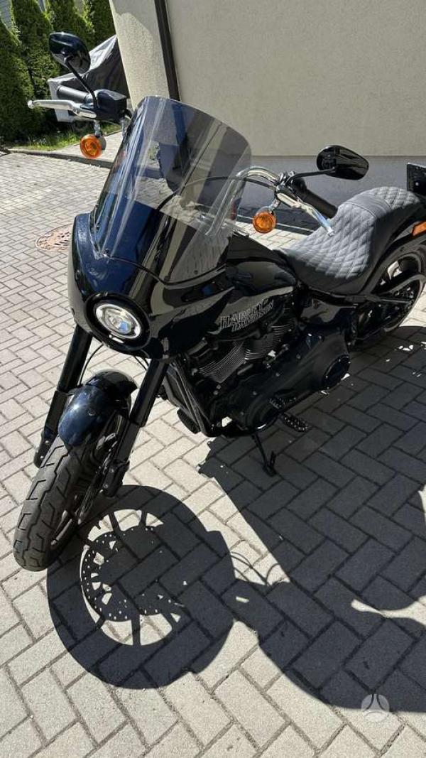 Melns Harley-Davidson Low Rider 2021 Kauņa, ar dzinēja tilpumu 1.87 L un nobraukumu 21 tūkst. km par 10450 €, foto 1 vietnē AUTOMOTO.COM.LV