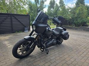 Melns Harley-Davidson Low Rider 2021 Viļņa, ar dzinēja tilpumu 1.87 L un nobraukumu 29 tūkst. km par 15500 €, foto  vietnē AUTOMOTO.COM.LV