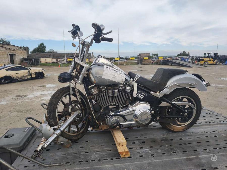 Harley-Davidson Low Rider 2019 in Panevezys, with an engine capacity of 1.75 L and mileage of 5 thousand km for 5500 €, photo 3 on AUTOMOTO.COM.LV