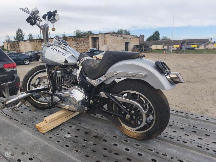 Harley-Davidson Low Rider 2019 in Panevezys, with an engine capacity of 1.75 L and mileage of 5 thousand km for 5500 €, photo 4 on AUTOMOTO.COM.LV
