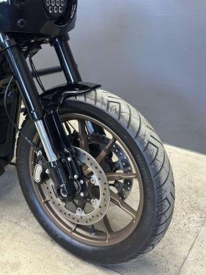 Harley-Davidson Low Rider 2023 Kauņa, ar dzinēja tilpumu 1.92 L un nobraukumu 2 tūkst. km par 15500 €, foto 17 vietnē AUTOMOTO.COM.LV