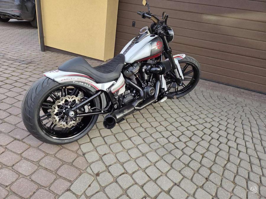 White Harley-Davidson Low Rider 2023 in Kaunas, with an engine capacity of 1.92 L and mileage of 2 thousand km for 23500 €, photo 4 on AUTOMOTO.COM.LV