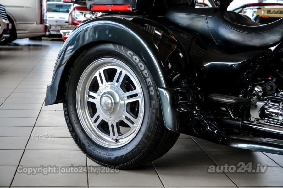 Black Harley-Davidson Road Glide 2005 in Tallinn, with an engine capacity of 1.45 L and mileage of 48 thousand km for 22900 €, photo 16 on AUTOMOTO.COM.LV