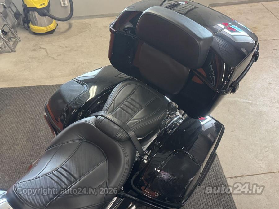 Black Harley-Davidson Road Glide 2015 in Tartu, with an engine capacity of 1.69 L and mileage of 89 thousand km for 12990 €, photo 9 on AUTOMOTO.COM.LV