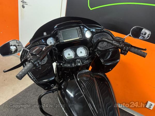 Black Harley-Davidson Road Glide 2015 in Tartu, with an engine capacity of 1.69 L and mileage of 65 thousand km for 12990 €, photo 7 on AUTOMOTO.COM.LV