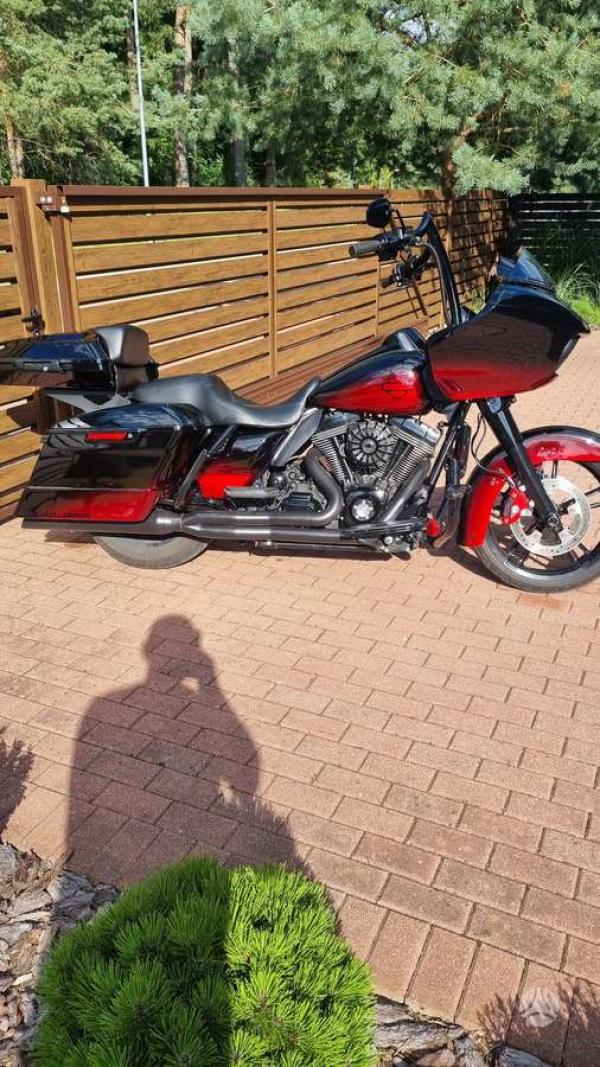 Black Harley-Davidson Road Glide 2015 in Silale, with an engine capacity of 1.70 L and mileage of 70 thousand km for 12000 €, photo 1 on AUTOMOTO.COM.LV
