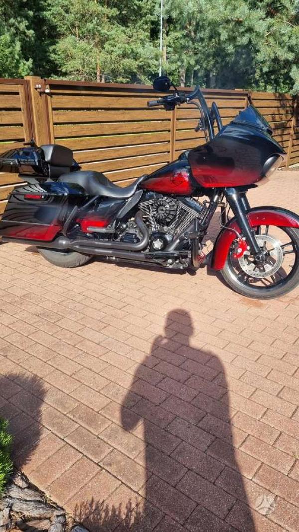 Black Harley-Davidson Road Glide 2015 in Silale, with an engine capacity of 1.70 L and mileage of 70 thousand km for 12000 €, photo 2 on AUTOMOTO.COM.LV