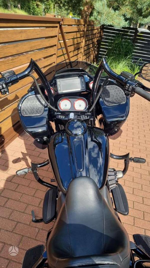 Black Harley-Davidson Road Glide 2015 in Silale, with an engine capacity of 1.70 L and mileage of 70 thousand km for 12000 €, photo 4 on AUTOMOTO.COM.LV