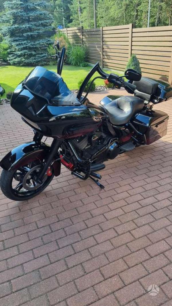 Black Harley-Davidson Road Glide 2015 in Silale, with an engine capacity of 1.70 L and mileage of 70 thousand km for 12000 €, photo 6 on AUTOMOTO.COM.LV