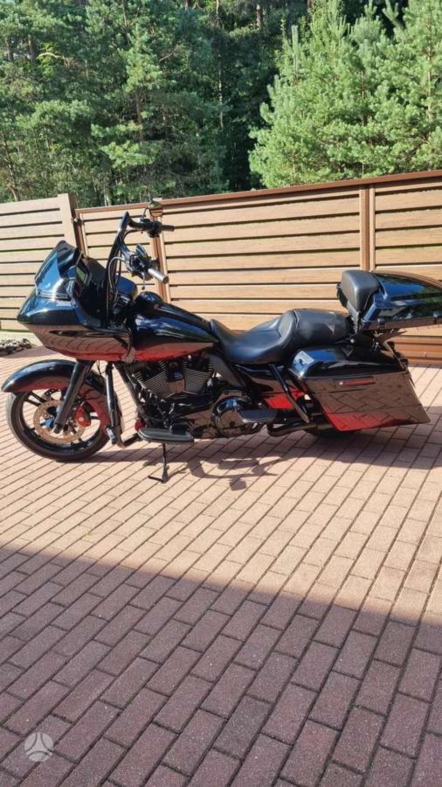 Black Harley-Davidson Road Glide 2015 in Silale, with an engine capacity of 1.70 L and mileage of 70 thousand km for 12000 €, photo 8 on AUTOMOTO.COM.LV