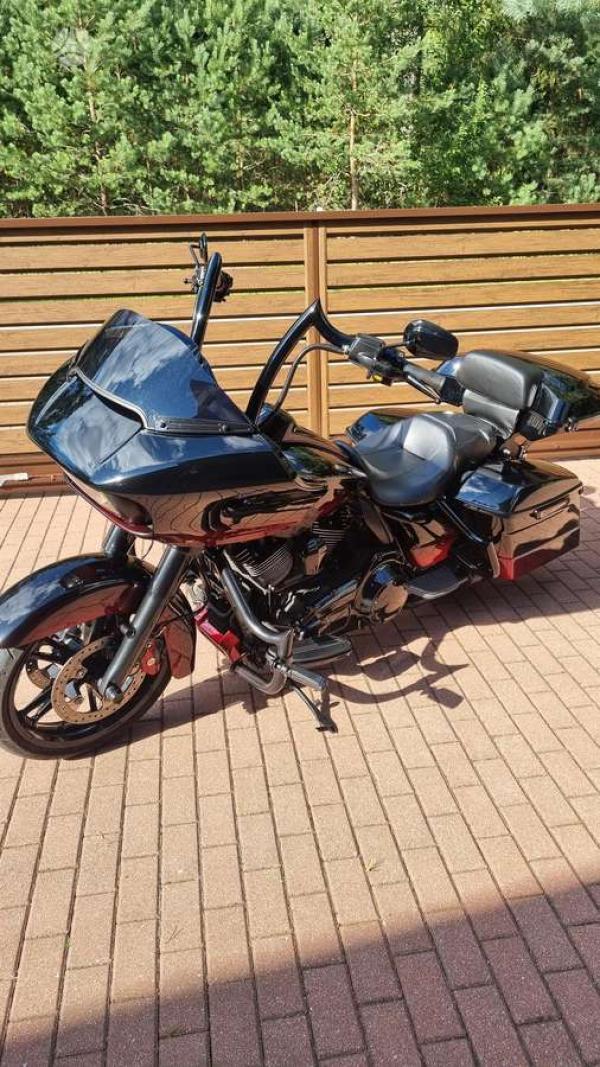 Black Harley-Davidson Road Glide 2015 in Silale, with an engine capacity of 1.70 L and mileage of 70 thousand km for 12000 €, photo 8 on AUTOMOTO.COM.LV