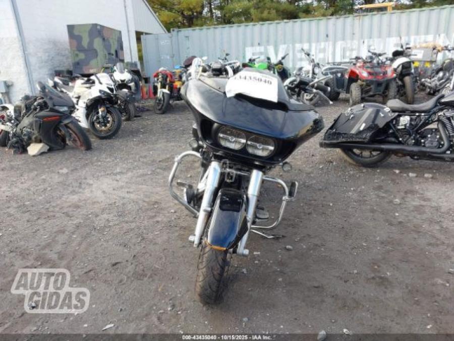 Black Harley-Davidson Road Glide 2016 in Klaipeda, with an engine capacity of 1.69 L and mileage of 0 thousand km for 4500 €, photo 6 on AUTOMOTO.COM.LV