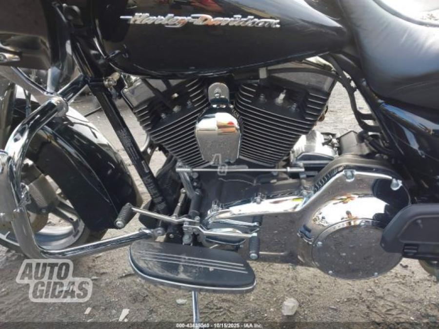 Black Harley-Davidson Road Glide 2016 in Klaipeda, with an engine capacity of 1.69 L and mileage of 0 thousand km for 4500 €, photo 10 on AUTOMOTO.COM.LV