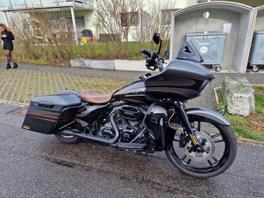 Черный Харли-Девидсон Road Glide 2016 в Пылва, объемом двигателя 1.80 л и пробегом 15 тыс. км за 13100 €, фото 1 на AUTOMOTO.COM.LV