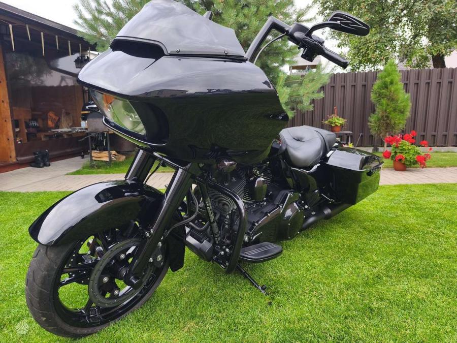 Melns Harley-Davidson Road Glide 2016 Šauļi, ar dzinēja tilpumu 1.70 L un nobraukumu 35 tūkst. km par 12900 €, foto 1 vietnē AUTOMOTO.COM.LV