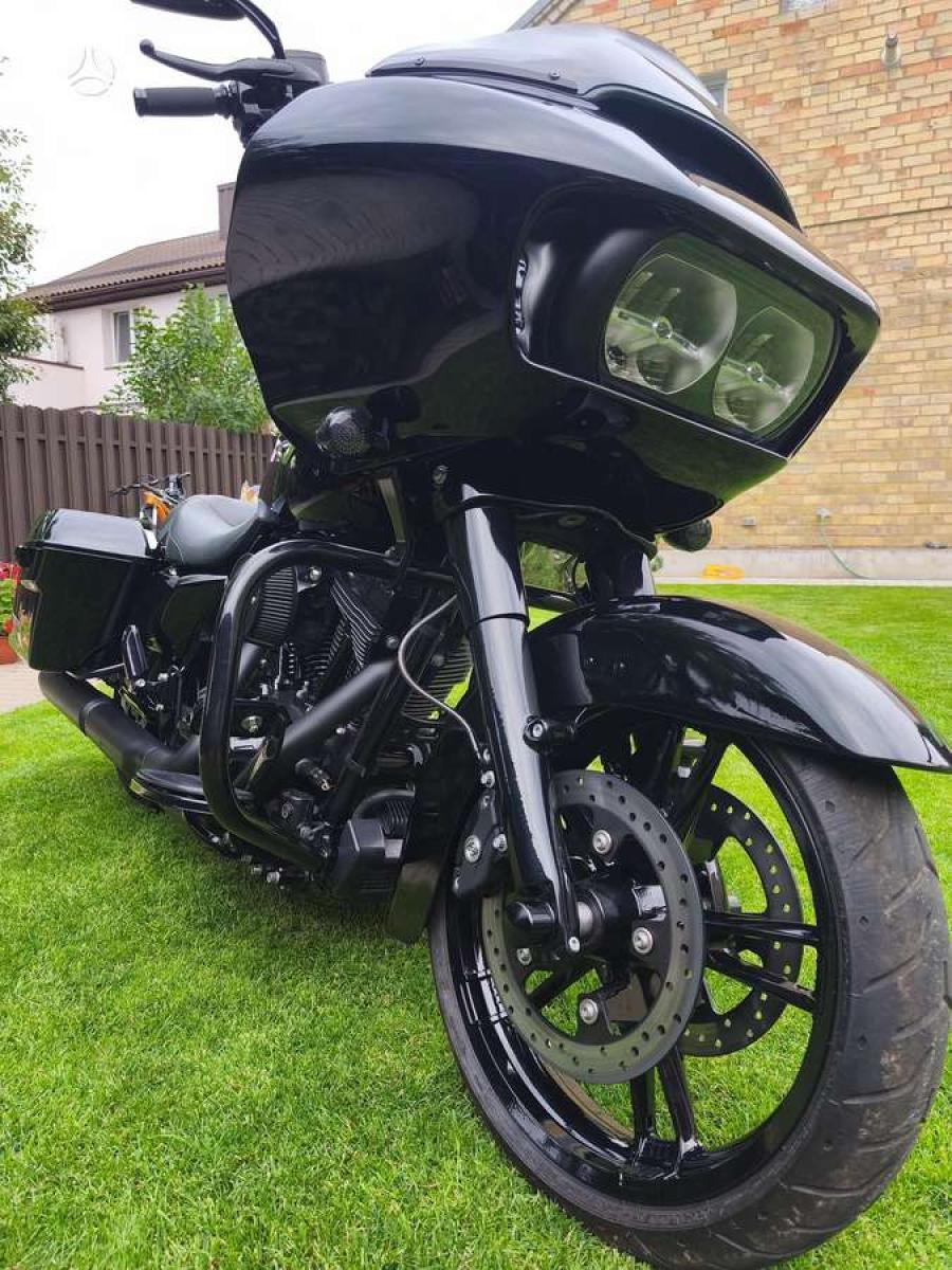 Melns Harley-Davidson Road Glide 2016 Šauļi, ar dzinēja tilpumu 1.70 L un nobraukumu 35 tūkst. km par 12900 €, foto 4 vietnē AUTOMOTO.COM.LV