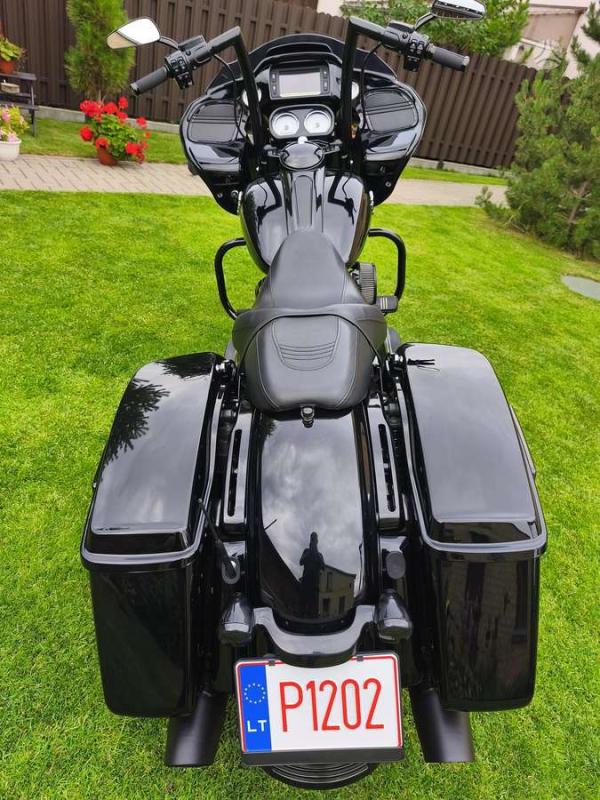 Black Harley-Davidson Road Glide 2016 in Siauliai, with an engine capacity of 1.70 L and mileage of 35 thousand km for 12900 €, photo 8 on AUTOMOTO.COM.LV