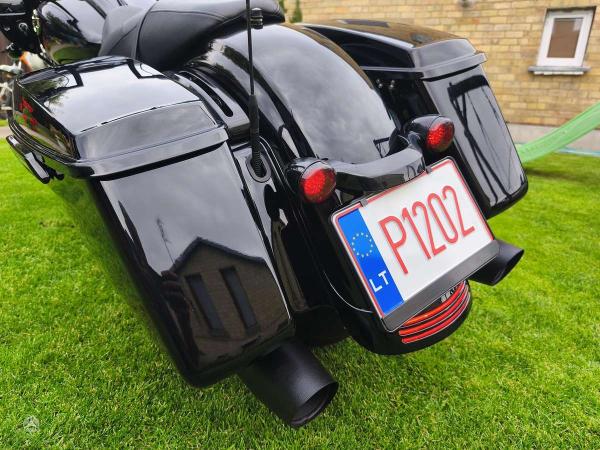 Black Harley-Davidson Road Glide 2016 in Siauliai, with an engine capacity of 1.70 L and mileage of 35 thousand km for 12900 €, photo 9 on AUTOMOTO.COM.LV