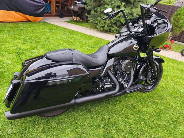Black Harley-Davidson Road Glide 2016 in Siauliai, with an engine capacity of 1.70 L and mileage of 35 thousand km for 12900 €, photo 10 on AUTOMOTO.COM.LV