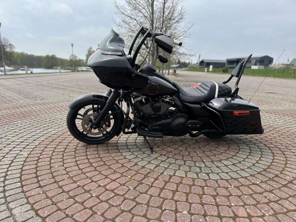 Black Harley-Davidson Road Glide 2016 in Silute, with an engine capacity of 1.70 L and mileage of 35 thousand km for 12000 €, photo 3 on AUTOMOTO.COM.LV