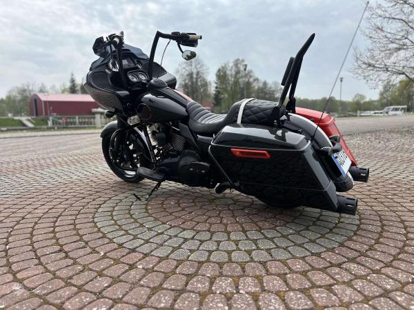 Black Harley-Davidson Road Glide 2016 in Silute, with an engine capacity of 1.70 L and mileage of 35 thousand km for 12000 €, photo 4 on AUTOMOTO.COM.LV