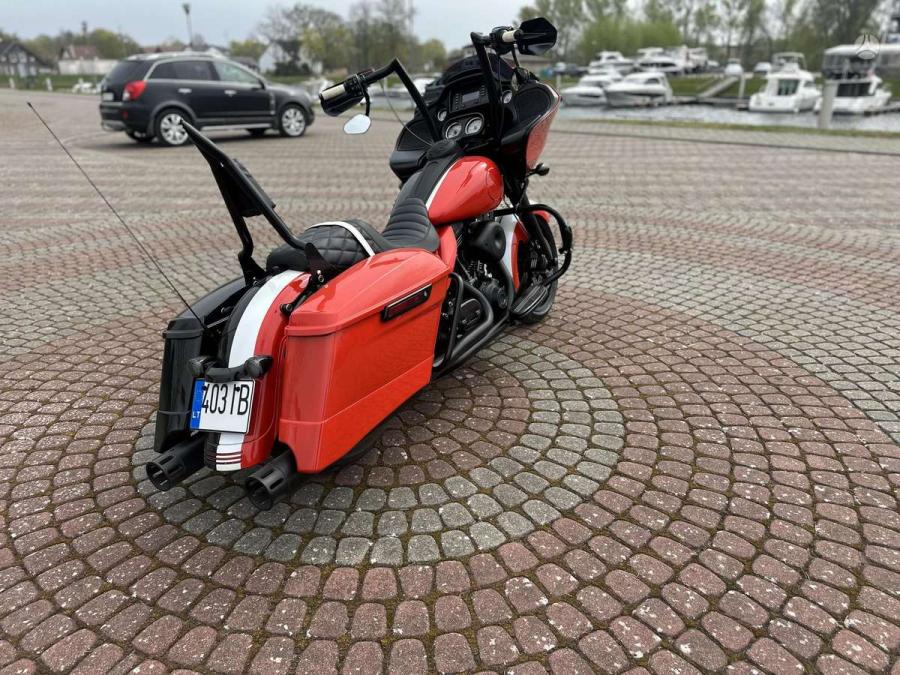 Черный Харли-Девидсон Road Glide 2016 в Шилуте, объемом двигателя 1.70 л и пробегом 35 тыс. км за 12000 €, фото 7 на AUTOMOTO.COM.LV