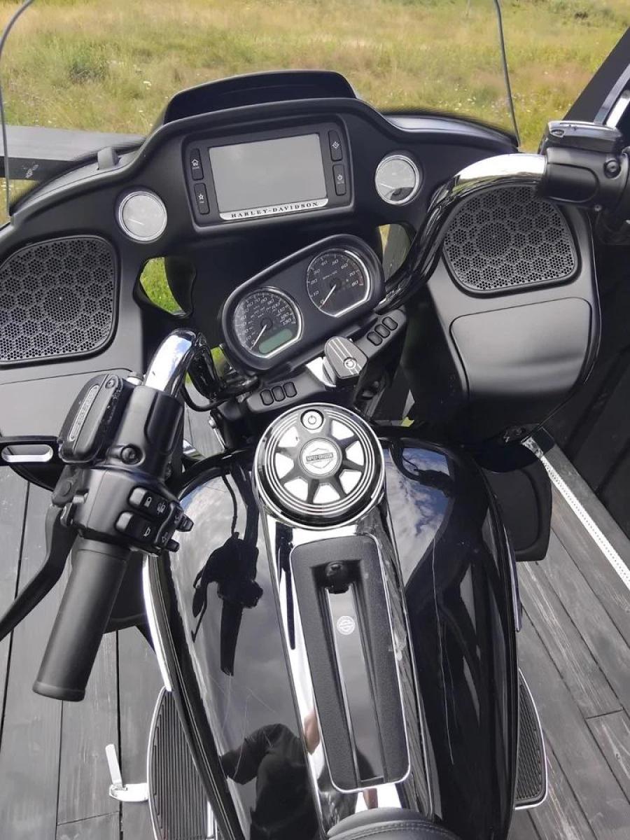 Black Harley-Davidson Road Glide 2016 in Jekabpils, with an engine capacity of 1.00 L and mileage of 16 thousand km for 14000 €, photo 5 on AUTOMOTO.COM.LV