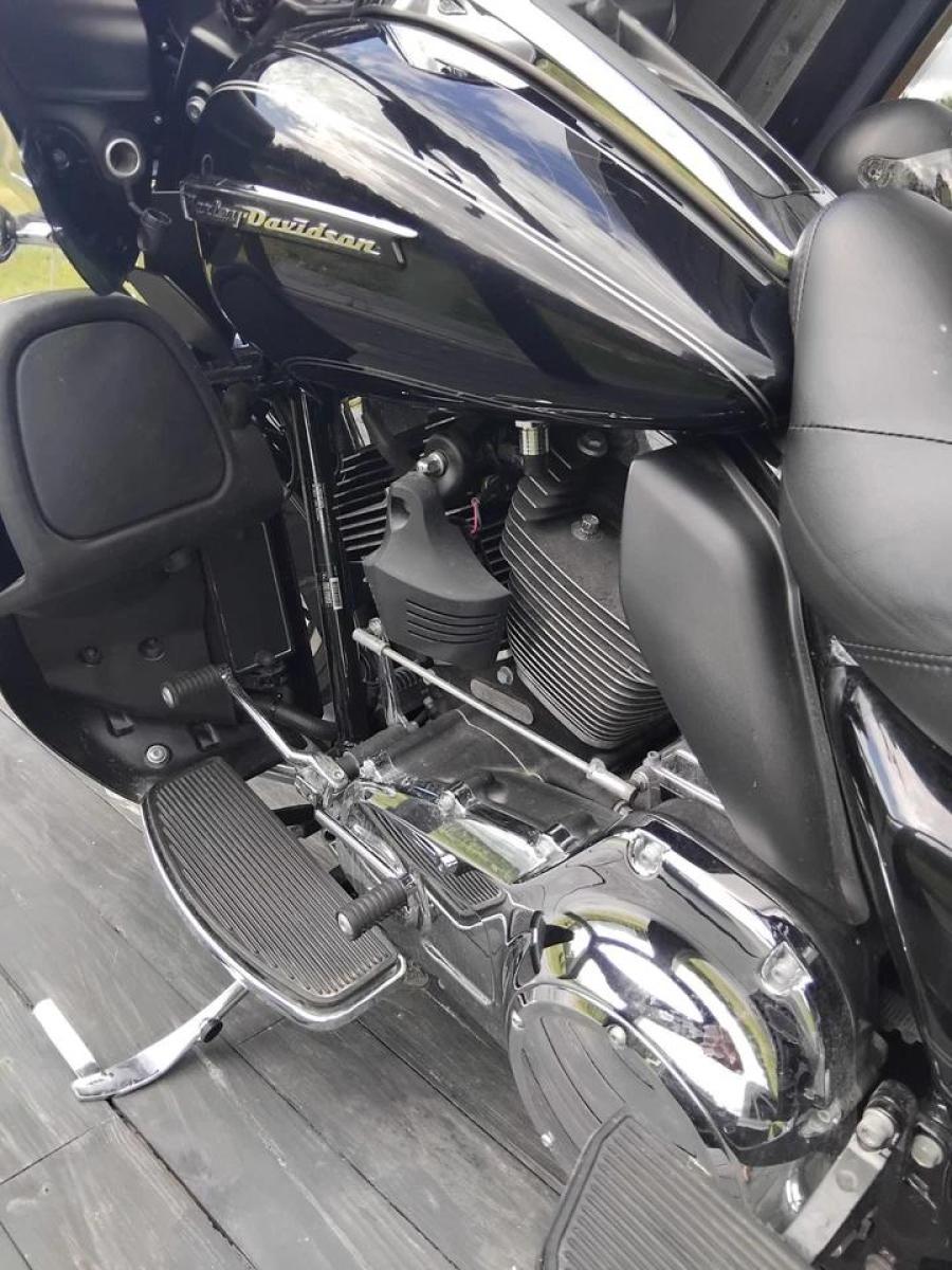 Black Harley-Davidson Road Glide 2016 in Jekabpils, with an engine capacity of 1.00 L and mileage of 16 thousand km for 14000 €, photo 6 on AUTOMOTO.COM.LV