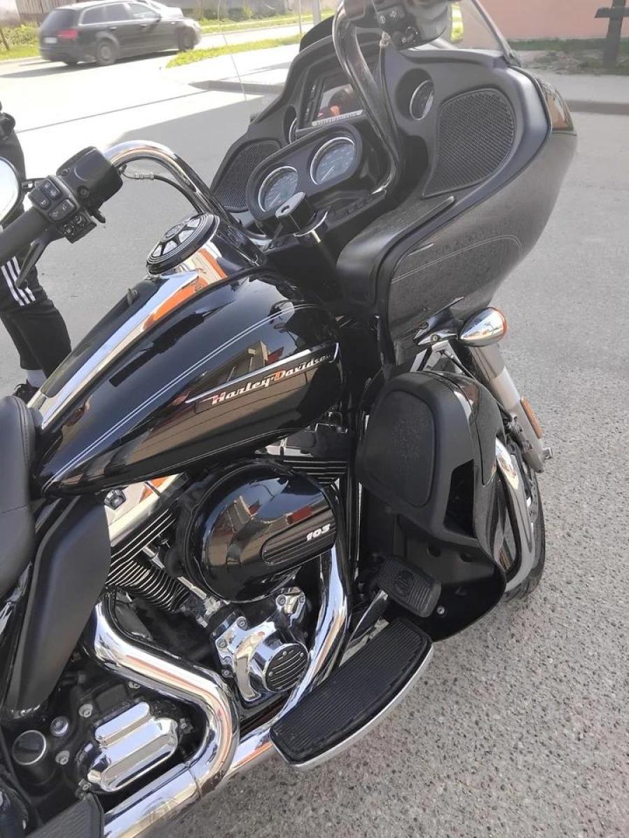 Black Harley-Davidson Road Glide 2016 in Jekabpils, with an engine capacity of 1.00 L and mileage of 16 thousand km for 14000 €, photo 8 on AUTOMOTO.COM.LV