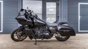 Black Harley-Davidson Road Glide 2017 in Klaipeda, with an engine capacity of 1.75 L and mileage of 37 thousand km for 14000 €, photo 3 on AUTOMOTO.COM.LV
