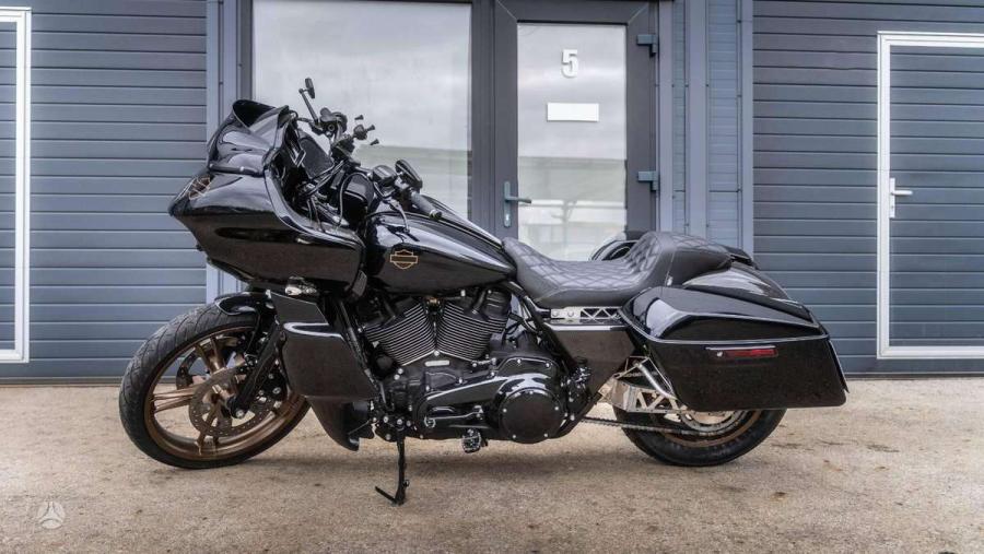 Black Harley-Davidson Road Glide 2017 in Klaipeda, with an engine capacity of 1.75 L and mileage of 37 thousand km for 14000 €, photo 3 on AUTOMOTO.COM.LV