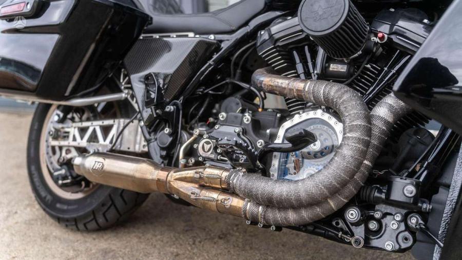 Black Harley-Davidson Road Glide 2017 in Klaipeda, with an engine capacity of 1.75 L and mileage of 37 thousand km for 14000 €, photo 5 on AUTOMOTO.COM.LV