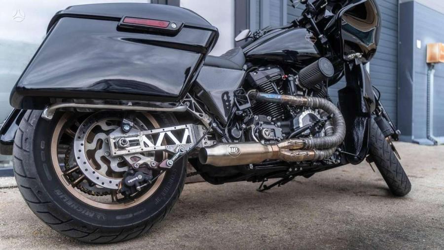 Black Harley-Davidson Road Glide 2017 in Klaipeda, with an engine capacity of 1.75 L and mileage of 37 thousand km for 14000 €, photo 6 on AUTOMOTO.COM.LV