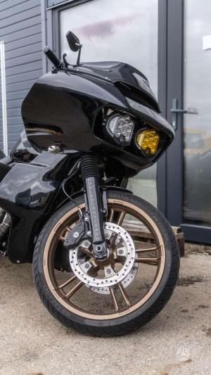 Black Harley-Davidson Road Glide 2017 in Klaipeda, with an engine capacity of 1.75 L and mileage of 37 thousand km for 14000 €, photo 8 on AUTOMOTO.COM.LV