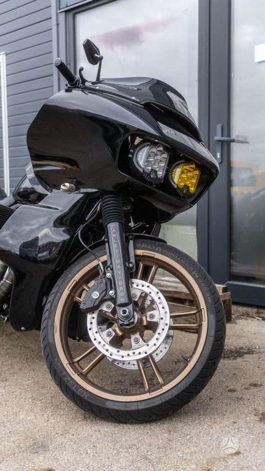 Black Harley-Davidson Road Glide 2017 in Klaipeda, with an engine capacity of 1.75 L and mileage of 37 thousand km for 14000 €, photo 8 on AUTOMOTO.COM.LV