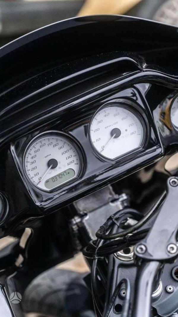 Черный Харли-Девидсон Road Glide 2017 в Клайпеда, объемом двигателя 1.75 л и пробегом 37 тыс. км за 14000 €, фото 9 на AUTOMOTO.COM.LV