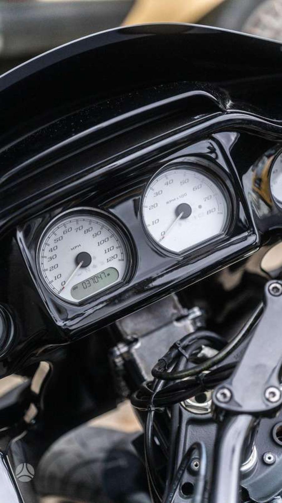 Black Harley-Davidson Road Glide 2017 in Klaipeda, with an engine capacity of 1.75 L and mileage of 37 thousand km for 14000 €, photo 9 on AUTOMOTO.COM.LV