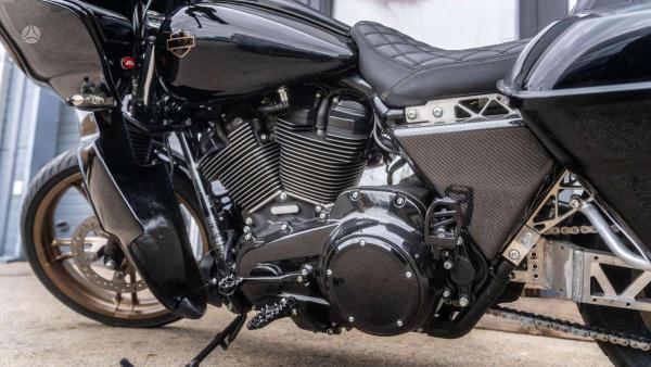 Черный Харли-Девидсон Road Glide 2017 в Клайпеда, объемом двигателя 1.75 л и пробегом 37 тыс. км за 14000 €, фото 11 на AUTOMOTO.COM.LV