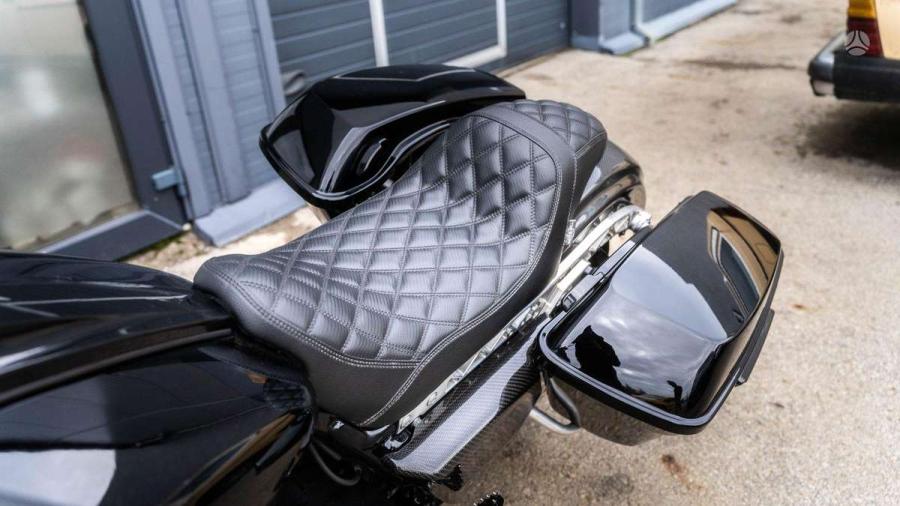Black Harley-Davidson Road Glide 2017 in Klaipeda, with an engine capacity of 1.75 L and mileage of 37 thousand km for 14000 €, photo 13 on AUTOMOTO.COM.LV