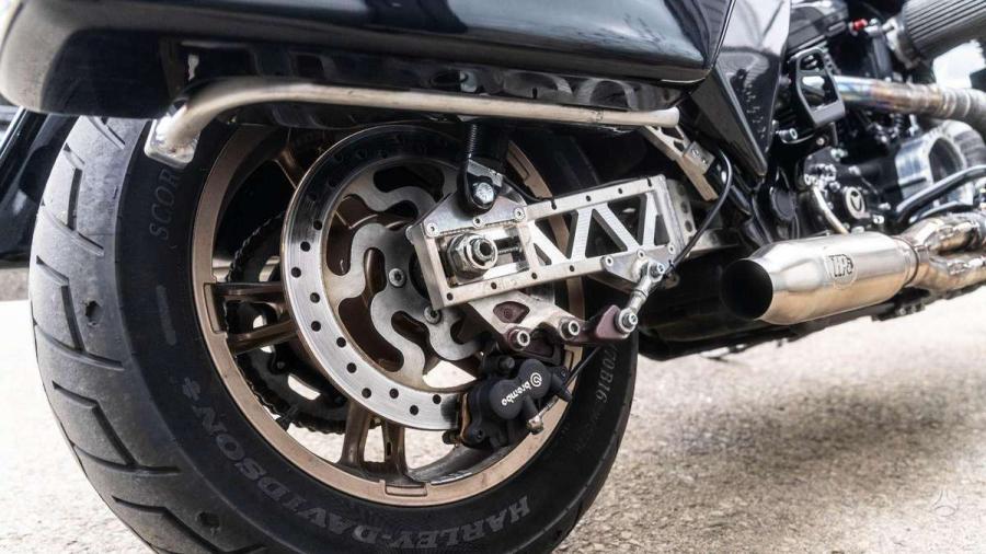 Black Harley-Davidson Road Glide 2017 in Klaipeda, with an engine capacity of 1.75 L and mileage of 37 thousand km for 14000 €, photo 14 on AUTOMOTO.COM.LV